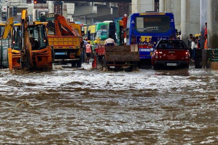 Энэтхэгийн Бангалор хотод 2011 оноос хойш хамгийн их хэмжээний хур тунадас унажээ Delhii Mn